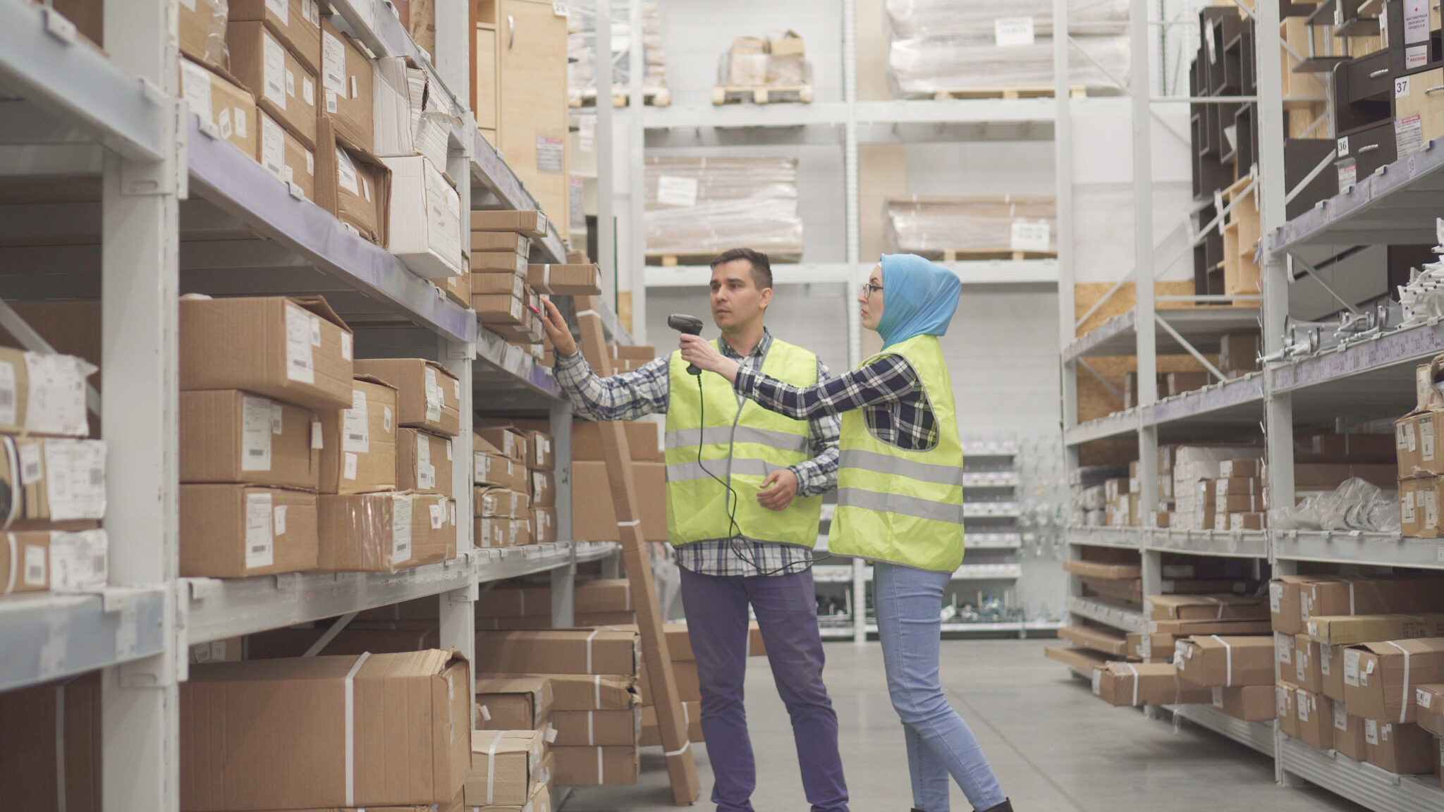 Distributor Adalah: Definisi, Fungsi, Jenis & Contohnya (Lengkap)